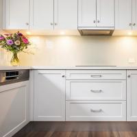 China U Shaped White Shaker Lacquer Kitchen Cabinets 18mm HMR Core MDF Custom Sizes for sale