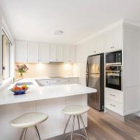 China U Shaped White Shaker Lacquer Kitchen Cabinets 18mm HMR Core MDF Custom Sizes for sale