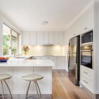 China U Shaped White Shaker Lacquer Kitchen Cabinets 18mm HMR Core MDF Custom Sizes for sale