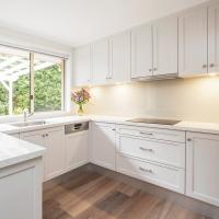 China U Shaped White Shaker Lacquer Kitchen Cabinets 18mm HMR Core MDF Custom Sizes for sale