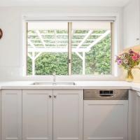 China U Shaped White Shaker Lacquer Kitchen Cabinets 18mm HMR Core MDF Custom Sizes for sale