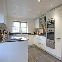 China Custom High Gloss White Kitchen Cabinets with 15mm Quartz Countertop Acrylic Finish for sale