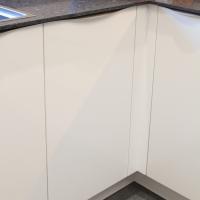 China Custom High Gloss White Kitchen Cabinets with 15mm Quartz Countertop Acrylic Finish for sale