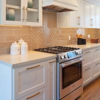 China Customized White Grey Shaker Solid Wood Kitchen Cupboard with 18mm Plywood Carcass and Blum Hardware for sale