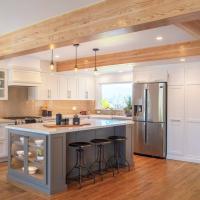 China Customized White Grey Shaker Solid Wood Kitchen Cupboard with 18mm Plywood Carcass and Blum Hardware for sale