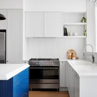 China Matte Lacquer White Shaker Kitchen Cabinets 18mm MDF Custom Sizes for B2B Projects for sale