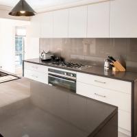 China White Flat Lacquer Kitchen Cabinet Small Modular Design Modern 18mm HMR Core for sale