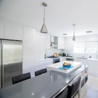 China Moisture Proof Open Handless Lacquer Kitchen Cabinet 18mm MDF Custom Sizes for Apartment for sale