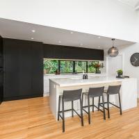 China Custom Black White Modular Kitchen Cabinets Modern Lacquer 18mm MDF DTC Soft Close for sale