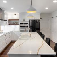 China Shaker White Solid Wood Modular Kitchen Cabinet with 18mm Carcass and Hettich Soft Close Hinges for sale