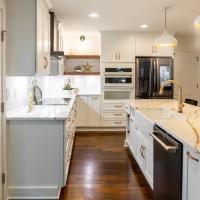 China Shaker White Solid Wood Modular Kitchen Cabinet with 18mm Carcass and Hettich Soft Close Hinges for sale