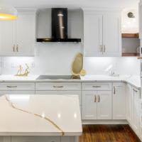 China Shaker White Solid Wood Modular Kitchen Cabinet with 18mm Carcass and Hettich Soft Close Hinges for sale