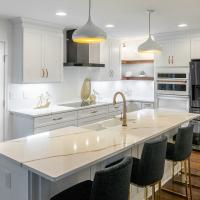 China Shaker White Solid Wood Modular Kitchen Cabinet with 18mm Carcass and Hettich Soft Close Hinges for sale
