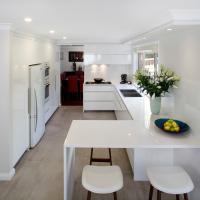 China Modern Prefab Kitchen High Gloss Lacquer Cabinets White Flat Panel 18mm Carcass for sale