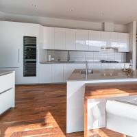 China Custom High Gloss White Lacquer Kitchen Cabinet Set 18mm Plywood DTC Soft Close for sale