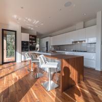 China Custom High Gloss White Lacquer Kitchen Cabinet Set 18mm Plywood DTC Soft Close for sale