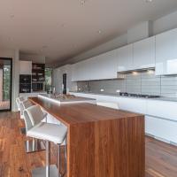 China Custom High Gloss White Lacquer Kitchen Cabinet Set 18mm Plywood DTC Soft Close for sale