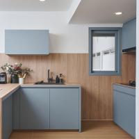 China Lacquer Kitchen Cabinet Wood Grain Handleless Set with 20mm Quartz Countertop for sale