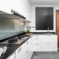 China Custom White PVC Kitchen Cabinet Waterproof MDF Door Panel 18mm Modular Set for sale