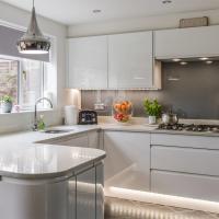 China Glossy White Lacquer U Shape Kitchen Cabinet Multi Functional Custom Sizes 580mm Base for sale