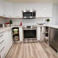 China Glossy White Lacquer U Shape Kitchen Cabinet Multi Functional Custom Sizes 580mm Base for sale