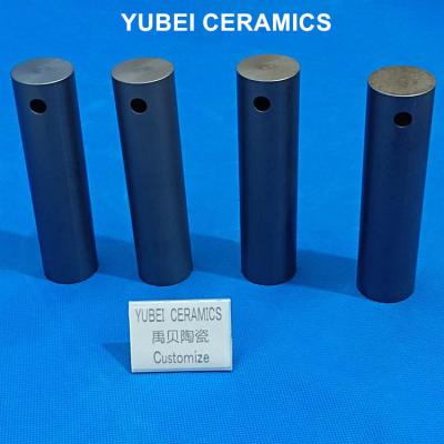 China Zwarte SSic keramische op maat gemaakte producten Hoge hardheid Siliciumcarbide keramische staven for sale