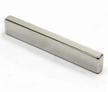 Cina Magneti lunghi magnetici Rod della terra rara dei materiali N30-N54 del neodimio in vendita