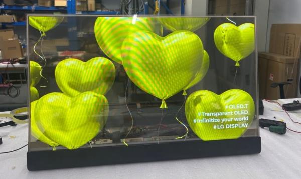 Display OLED trasparente a autoemissione da 55 pollici con elevata trasparenza e funzione touch screen opzionale