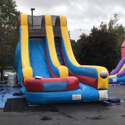Cina Occasioni commerciali Jumper blu e giallo scivolo d'acqua gonfiabile con piscina di spruzzo in vendita