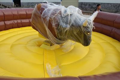 中国 パーソナライズされたPVC素材 膨らませられる機械的なロデオ 競馬用の牛の騎乗ゲーム 販売のため