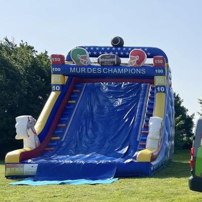 China Alquiler comercial de tobogán de agua inflable con tema de jugador de rugby y color personalizado en venta