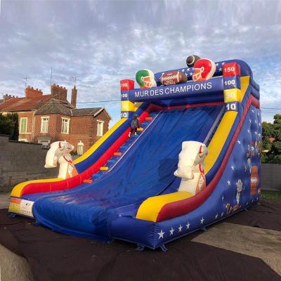 China Alquiler comercial de tobogán de agua inflable con tema de jugador de rugby y color personalizado en venta