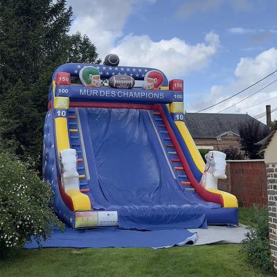 China Alquiler comercial de tobogán de agua inflable con tema de jugador de rugby y color personalizado en venta