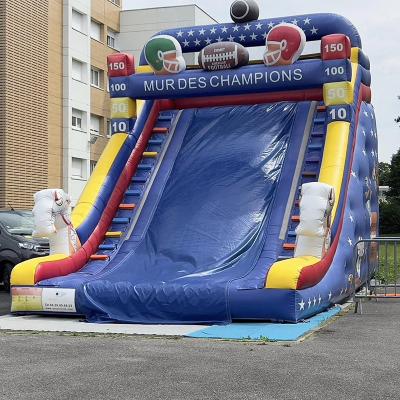 China Alquiler comercial de tobogán de agua inflable con tema de jugador de rugby y color personalizado en venta