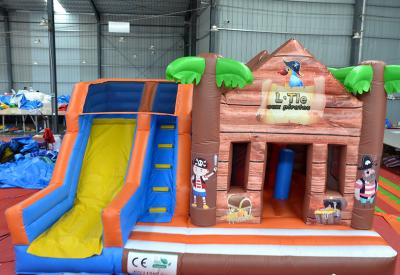 China Mejorar su patio de recreo con la cabaña de troncos del niño casa de rebote y combo de toboganes inflable en venta