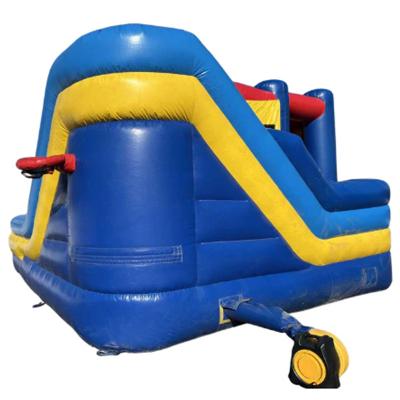 China Opblaasbaar springhuis voor kinderen op trampoline met glijhindernis en splashpool Te koop