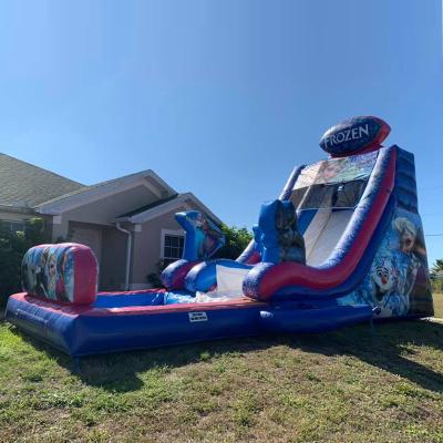China Maximale capaciteit 100-500 kg opblaasbare bevroren bounce house waterglijbaan met groot zwembad Te koop