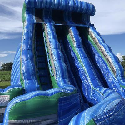 China Parque acuático al aire libre Gran tobogán seco inflable en forma de onda con doble tobogán en PVC azul en venta