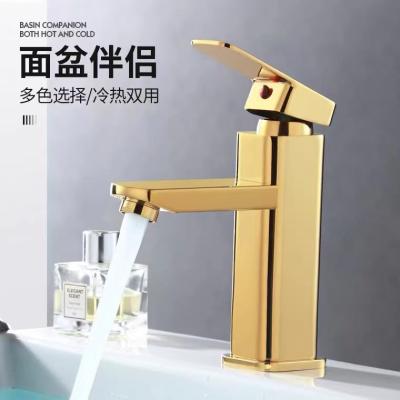 Cina Rubinetto sanitario degli articoli della cascata del miscelatore del bagno SUS304 con la maniglia dell'oro in vendita