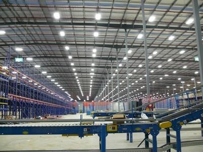 Cina Luce IK10 SMD3030 della baia del UFO LED di IP65 140LPW 100W alta in vendita