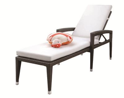 China Flat wicker Sun bed with side table for Hotel, Garden and Beach by Clover Lifestyle Outdoor Furniture China for sale