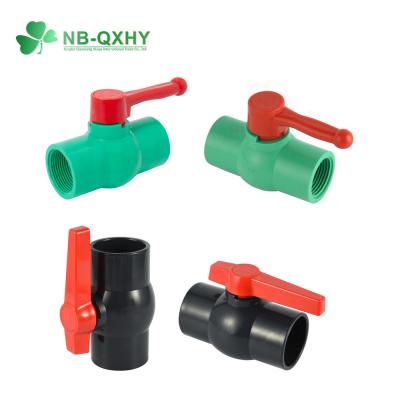 Cina Valvola a sfera di tipo PVC rettilineo con maniglia diversa e conforme alla norma ISO9001 in vendita