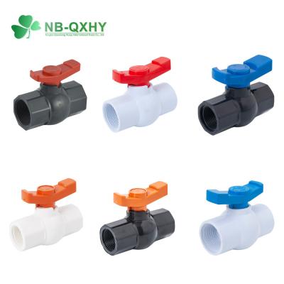 Cina Valvola a sfera di tipo PVC rettilineo con maniglia diversa e conforme alla norma ISO9001 in vendita