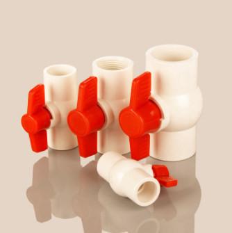 Cina Valvola a sfera compatta in PVC ASTM personalizzabile con richiesta personalizzata e maniglia farfalla in vendita