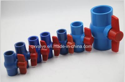 中国 赤いハンドル 青いPVCプラスチック コンパクトボールバルブ 水媒体のソケットとスレッドタイプ 販売のため