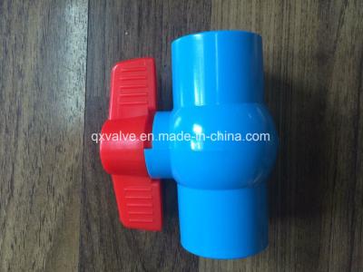 中国 赤いハンドル 青いPVCプラスチック コンパクトボールバルブ 水媒体のソケットとスレッドタイプ 販売のため