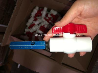 Cina Valvola 100% materiale Pn16 Thread UPVC/PVC Valvola a sfera ottagonale 1/2