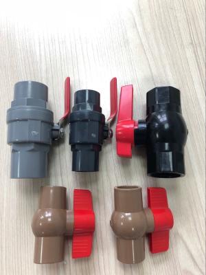 Cina Valvola 100% materiale Pn16 Thread UPVC/PVC Valvola a sfera ottagonale 1/2