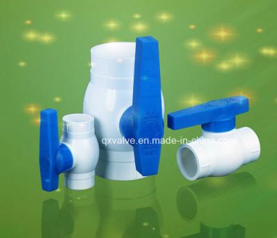 Cina Valvola a sfera compatta in PVC standard JIS con funzione di controllo dell'acqua a due vie in vendita