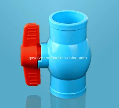 Cina Valvola a sfera compatta in PVC standard JIS con funzione di controllo dell'acqua a due vie in vendita
